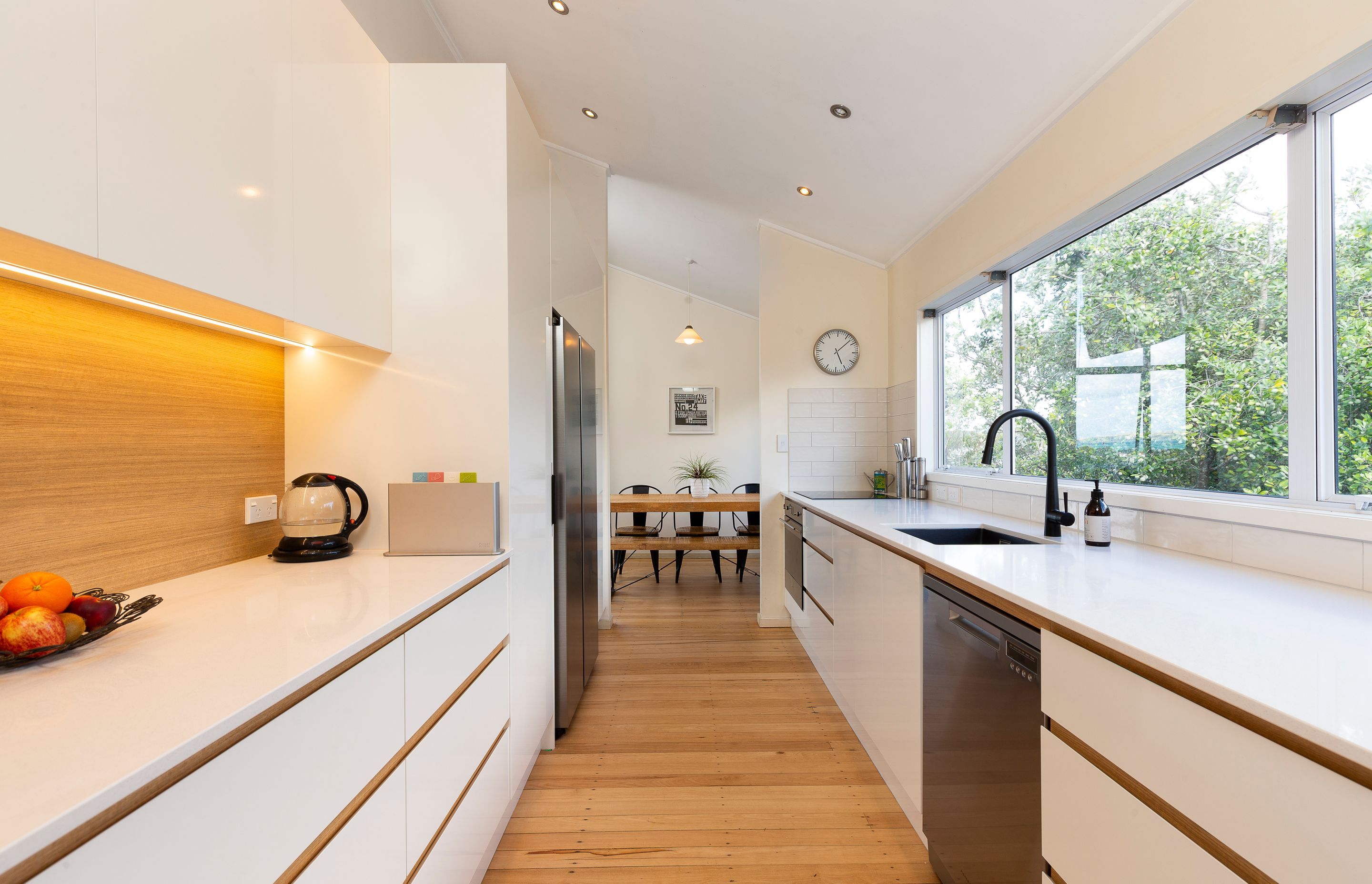 A Innovative And Modern Kitchen Design In Kohimarama by Refresh ...