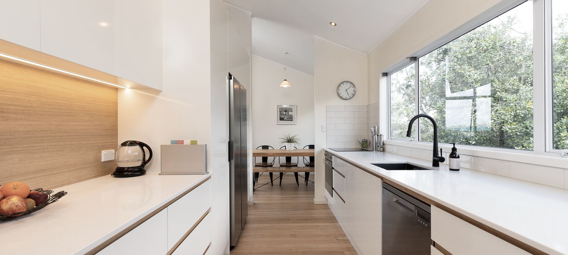 A Innovative And Modern Kitchen Design In Kohimarama by Refresh ...