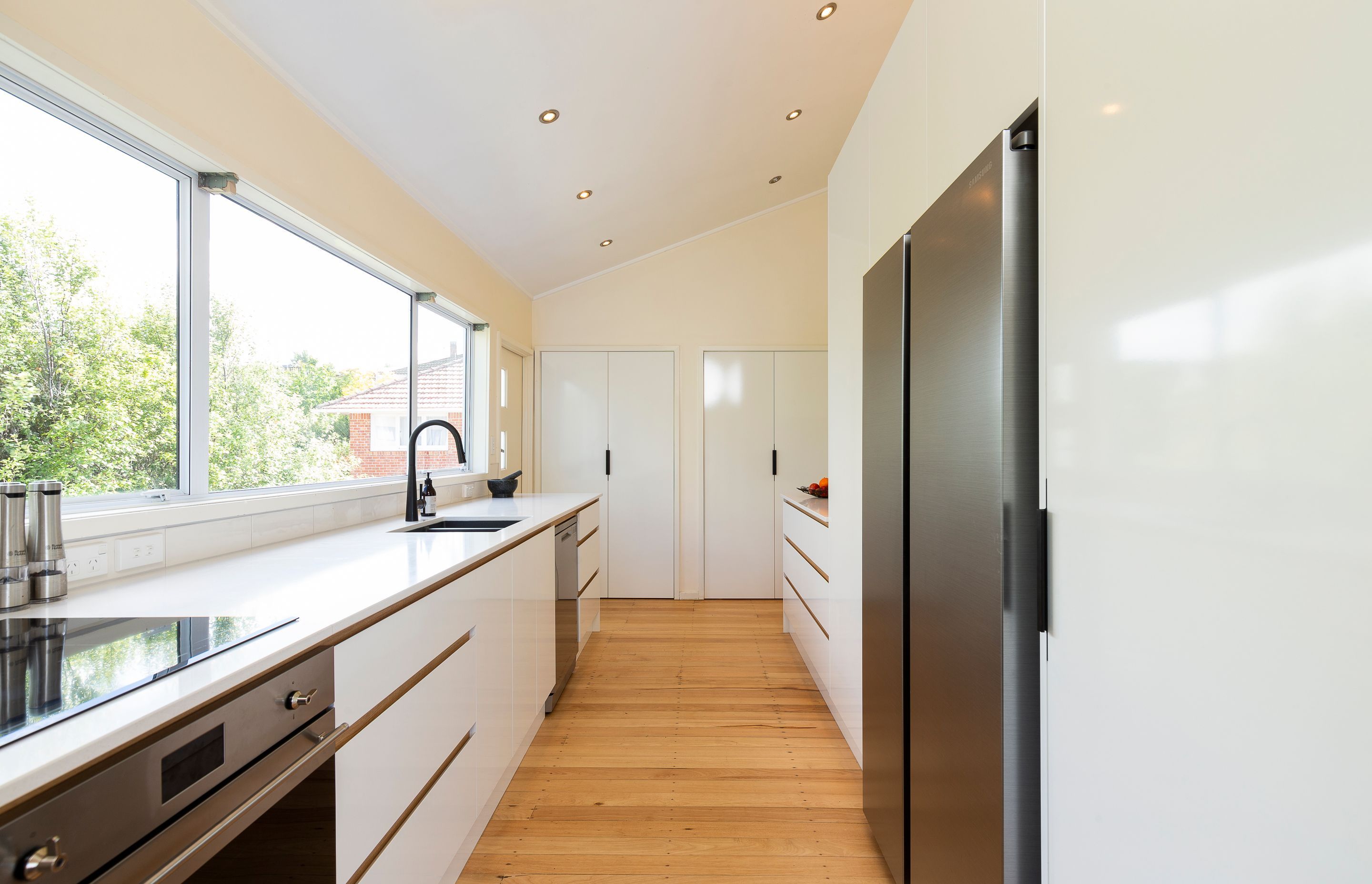 A Innovative And Modern Kitchen Design In Kohimarama by Refresh ...