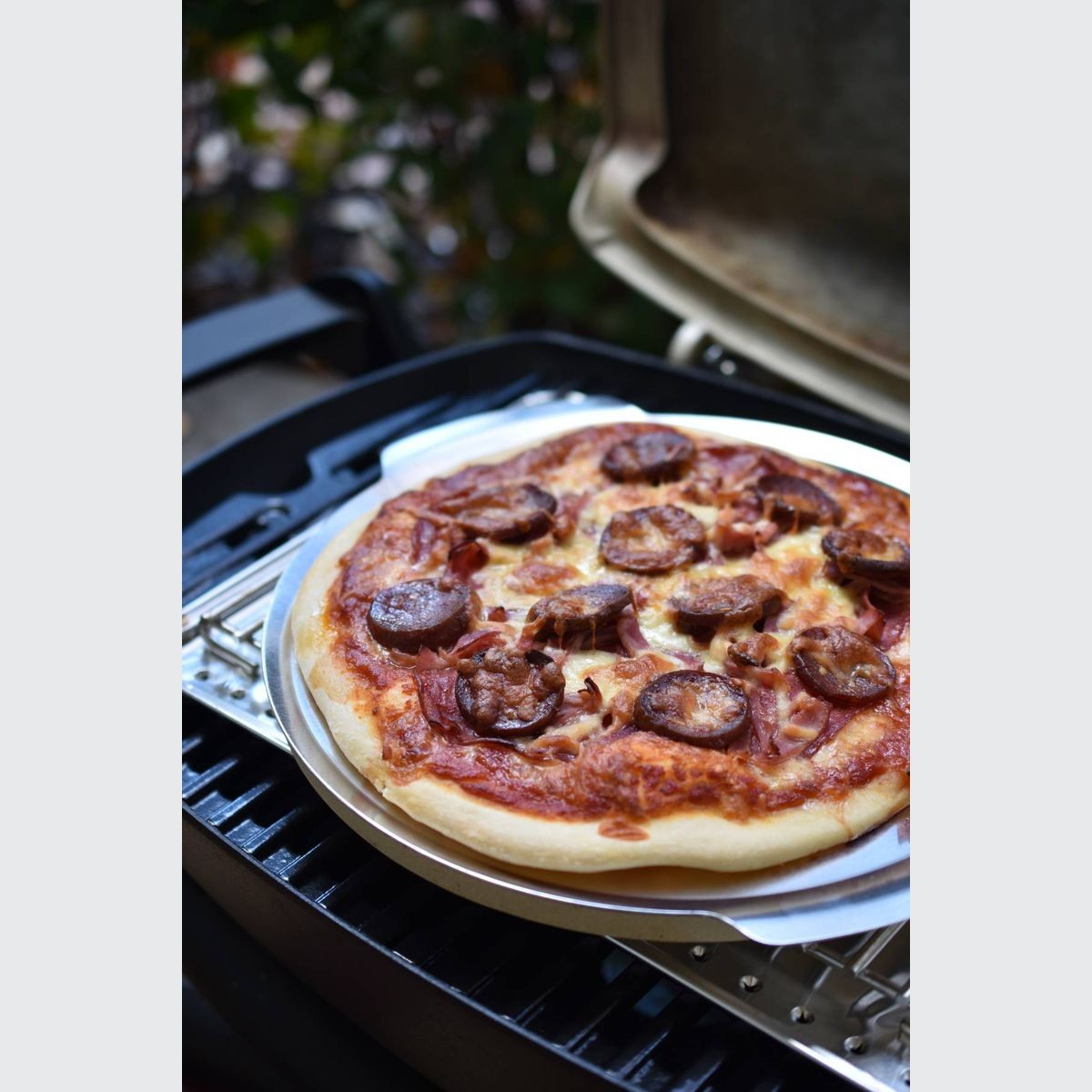 how to cook pizza on weber family q
