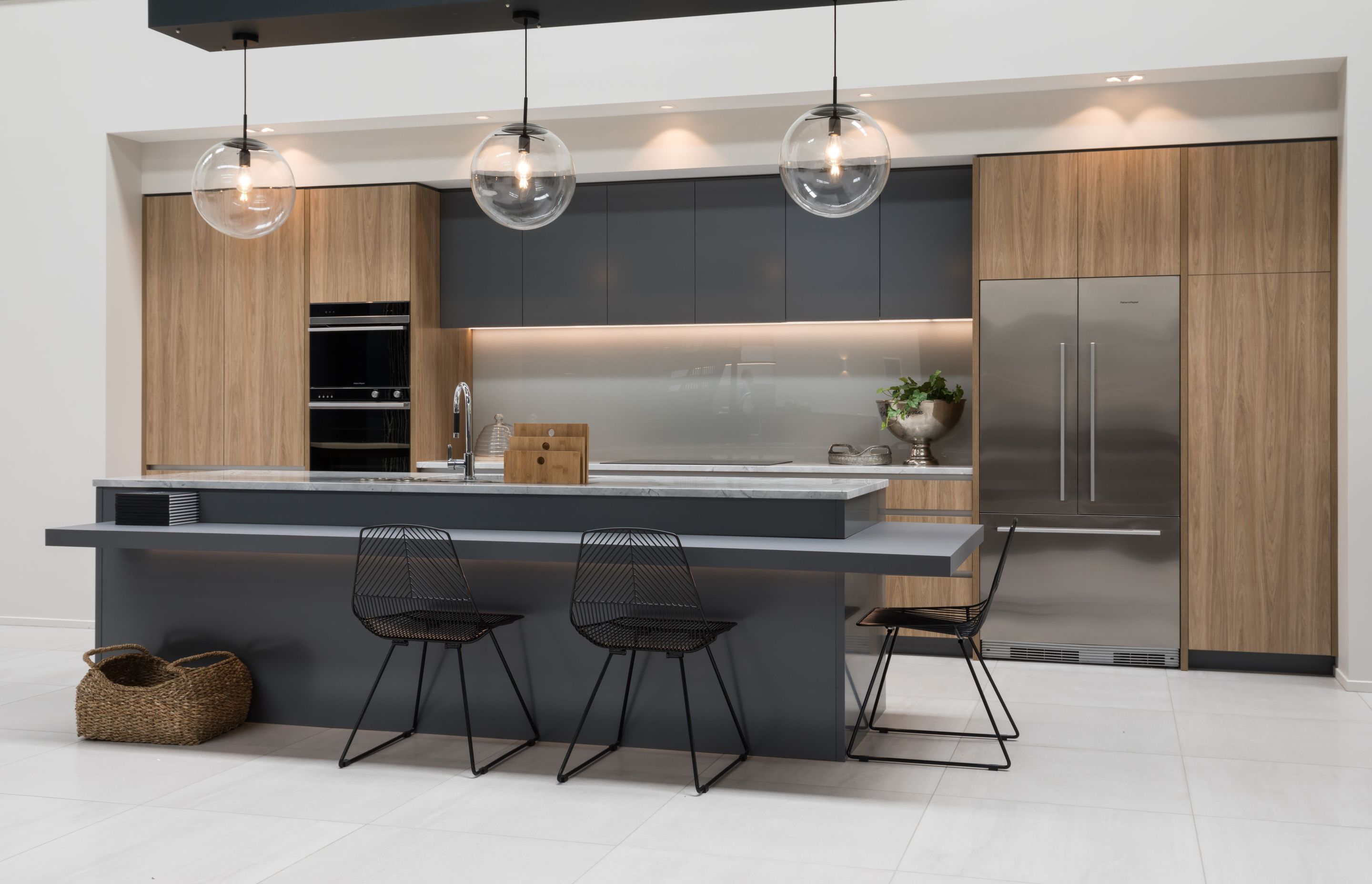 Expert tips for choosing the perfect glass splashback | ArchiPro NZ