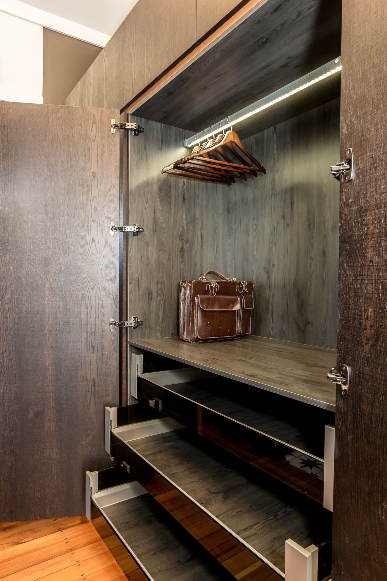 “New York” inspired kitchen showing symbiosis between functionality and ...