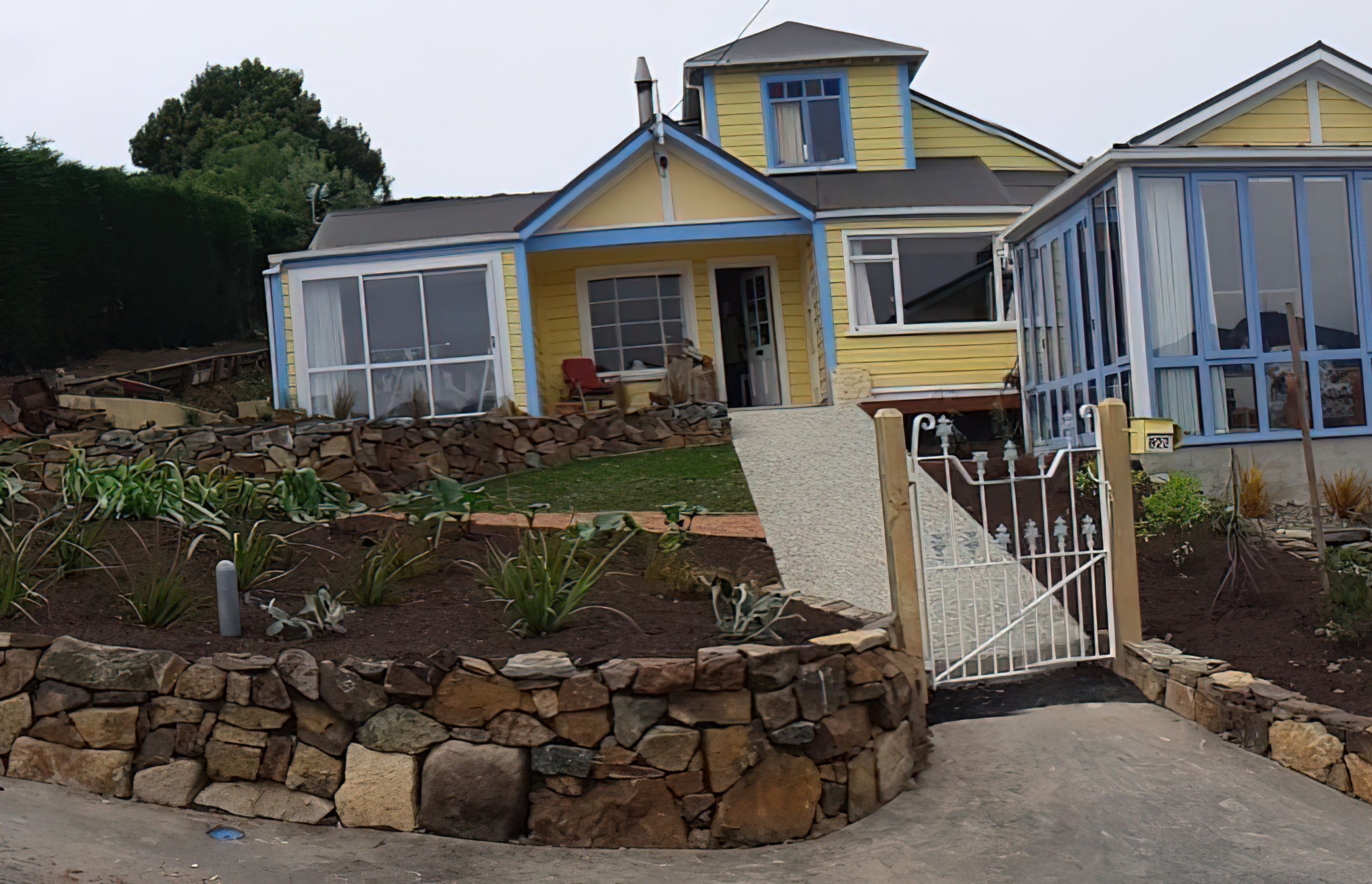 Modernising Makeover for Peninsula Property Street Frontage by Neville ...