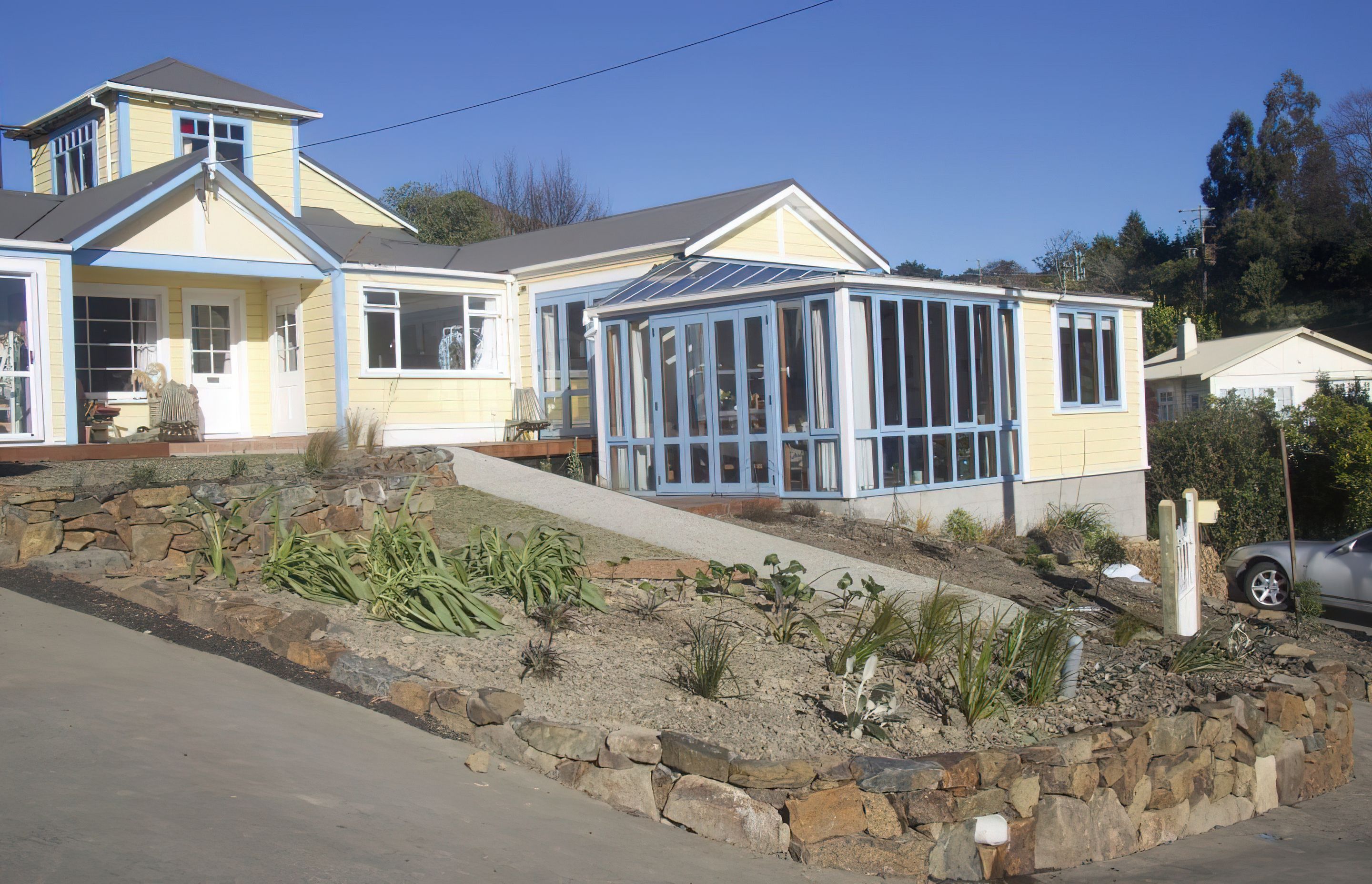 Modernising Makeover for Peninsula Property Street Frontage by Neville ...