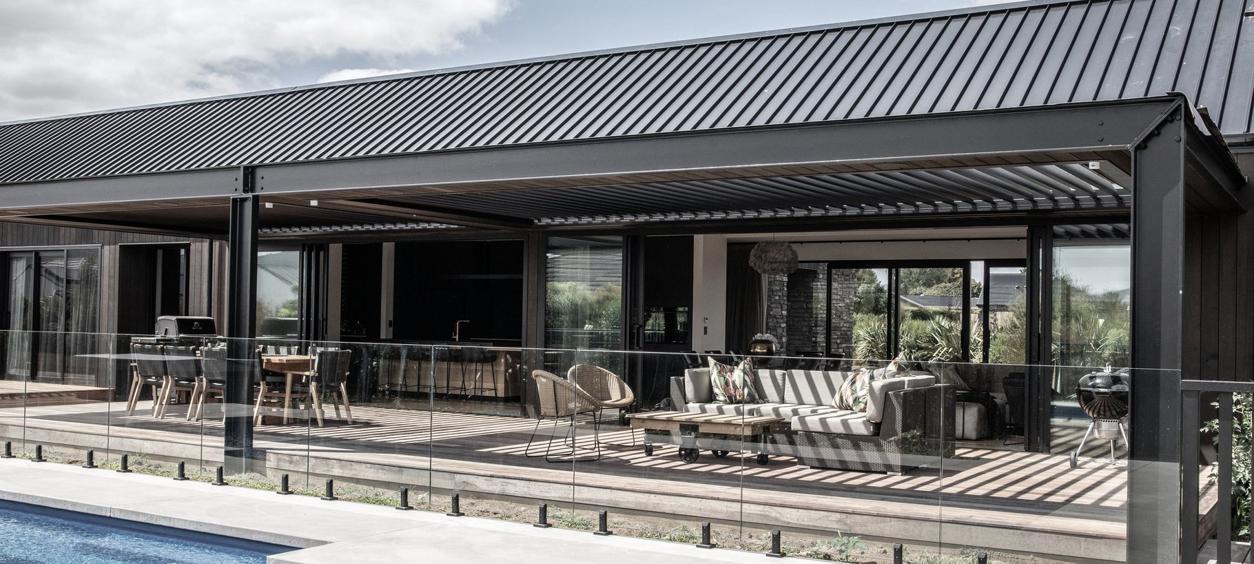 The timeless brilliance of open roof louvre systems