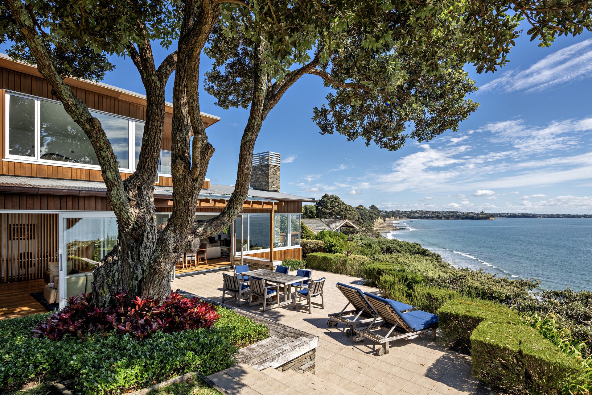 Campbells Bay Cliff Edge by Francis Gp Architects | ArchiPro NZ