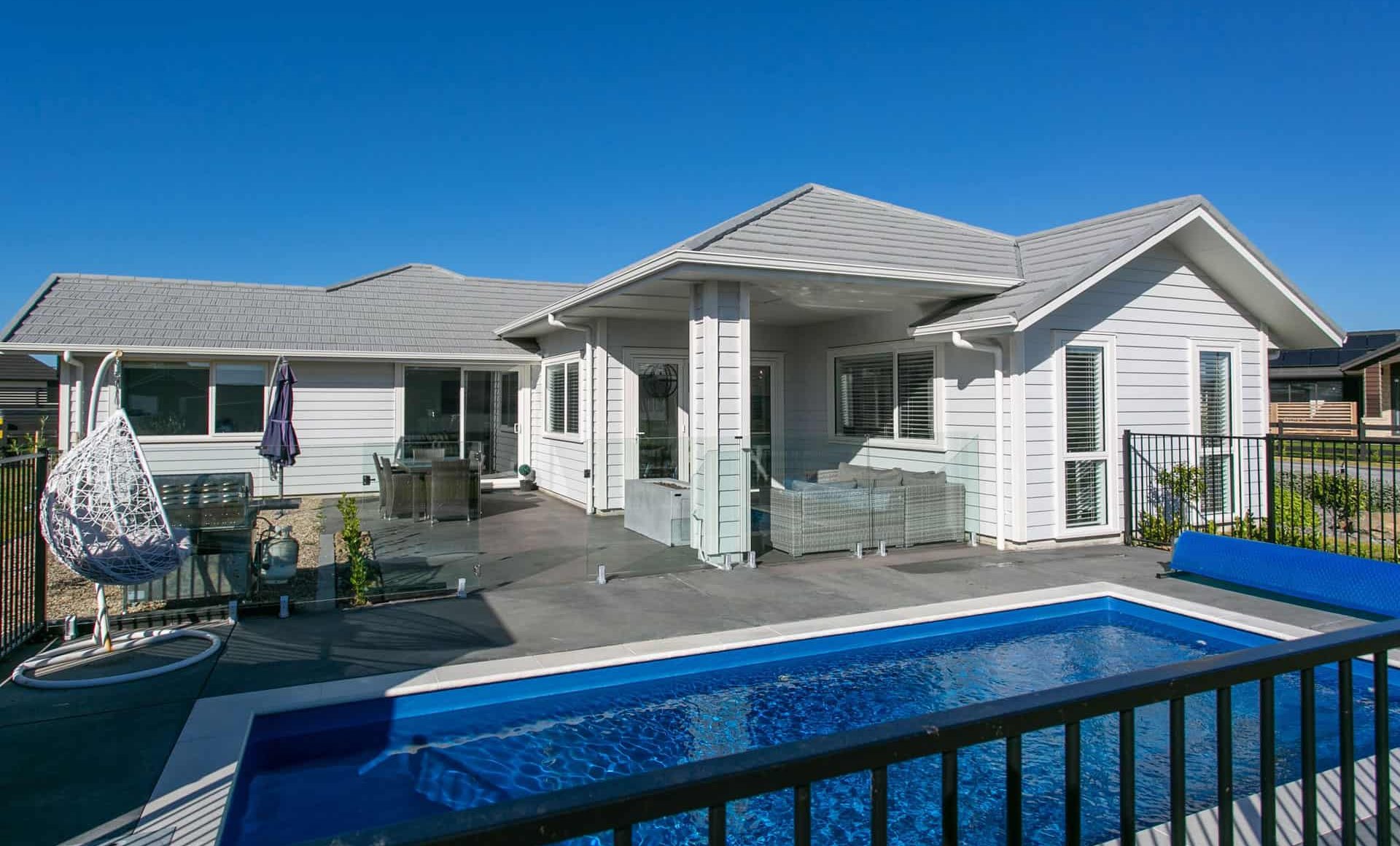 Bungalow with swimming pool by Davies Homes | ArchiPro NZ