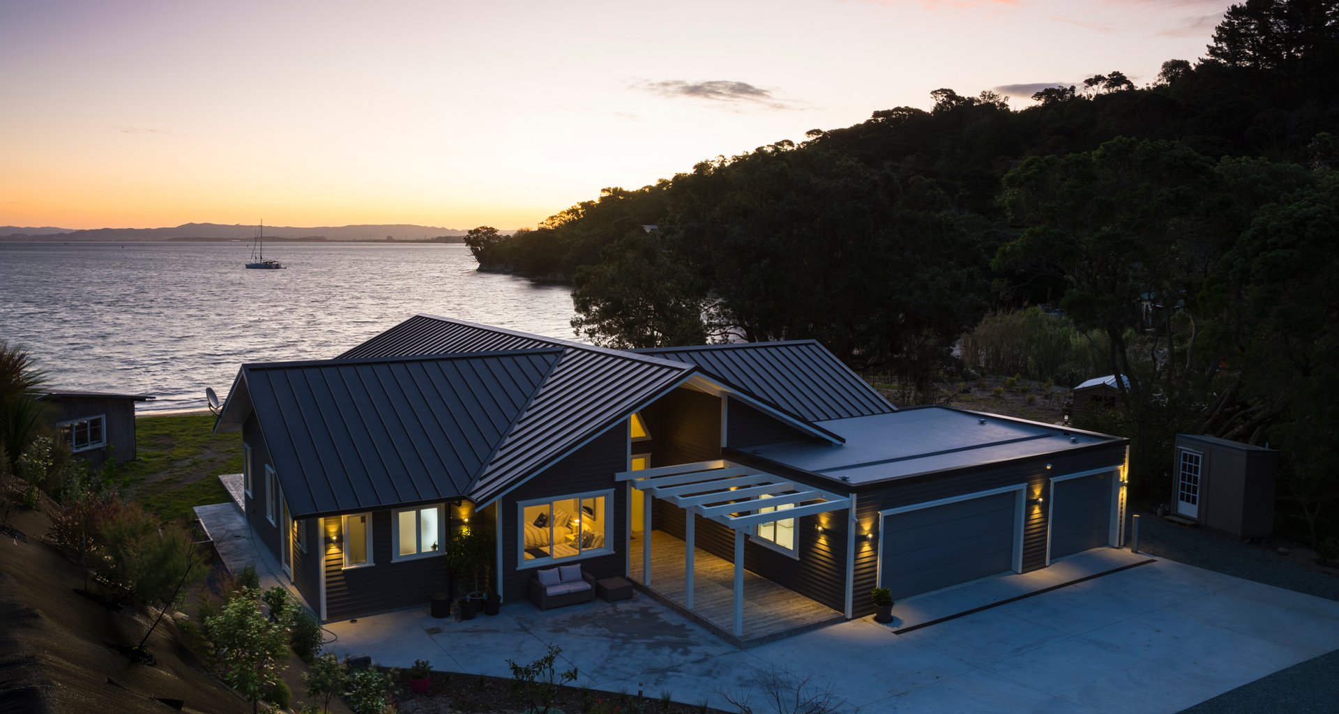 McKenzie Bay by Doug Pearson Photography | ArchiPro NZ